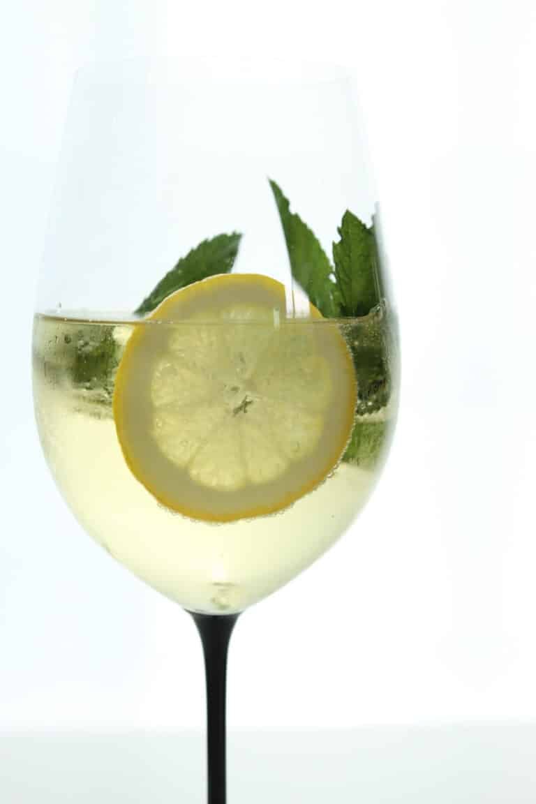 Hugo Spritz Recipe: How to Make Refreshing St. Germain Cocktail ...